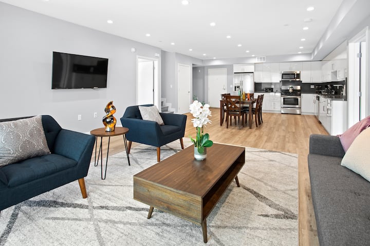 Cozy 4br Hollywood Blvd Apt | Patio + Fast Wifi - Los Angeles, CA