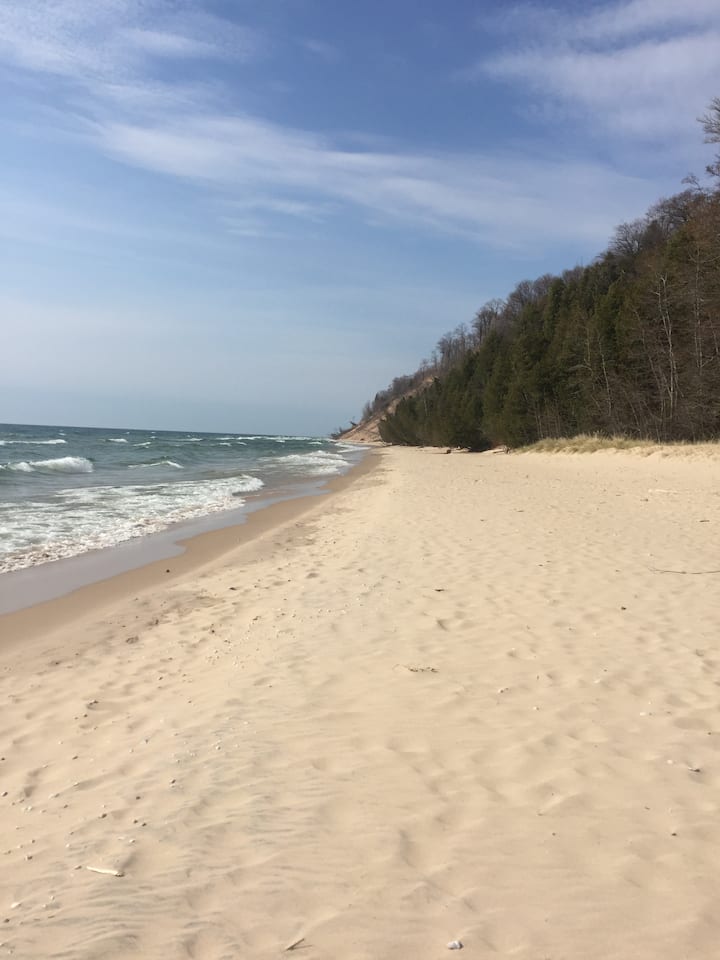 Beachside Apt 2 - Frankfort, MI