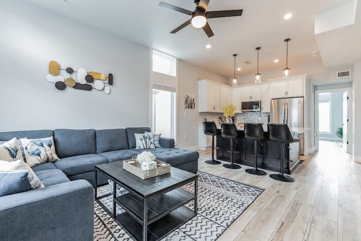 Luxurious Downtown Retreat With Rooftop Deck - Pensacola, FL