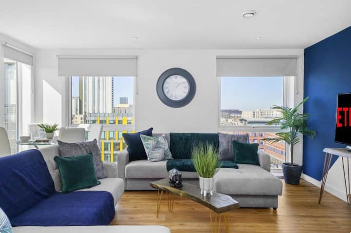 Stunning 3-bedroom Flat With Parking - Ashton Town Hall