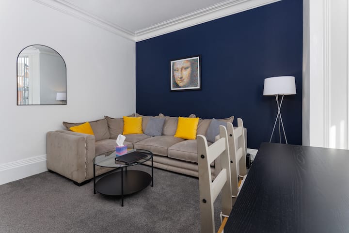 Flatzy- Sleeps 16 Near Football Ground + Ping Pong - Cheshire