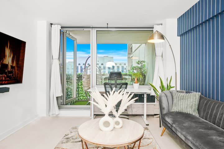 Luxury Condo | Fast Wi-fi, Pool, Big Gym, King Bed - Chicago, IL