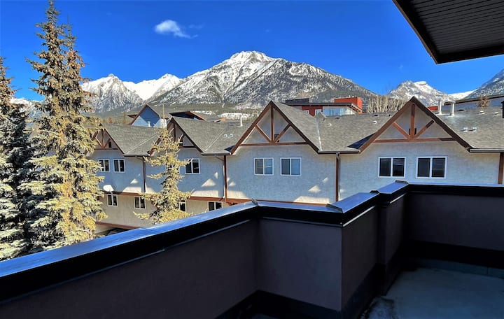 Unique 2 Bedroom Condo W/ Central Air Conditioning - キャンモア