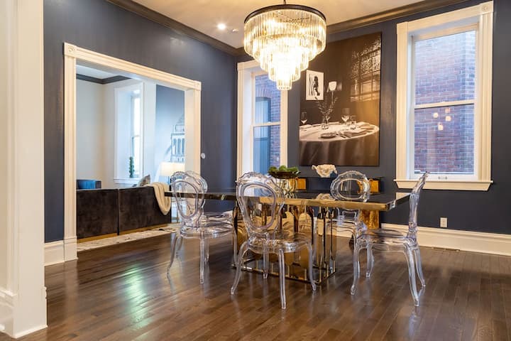 The Crittenden House/ Hot Tub/movie Room & More! - St. Louis, MO