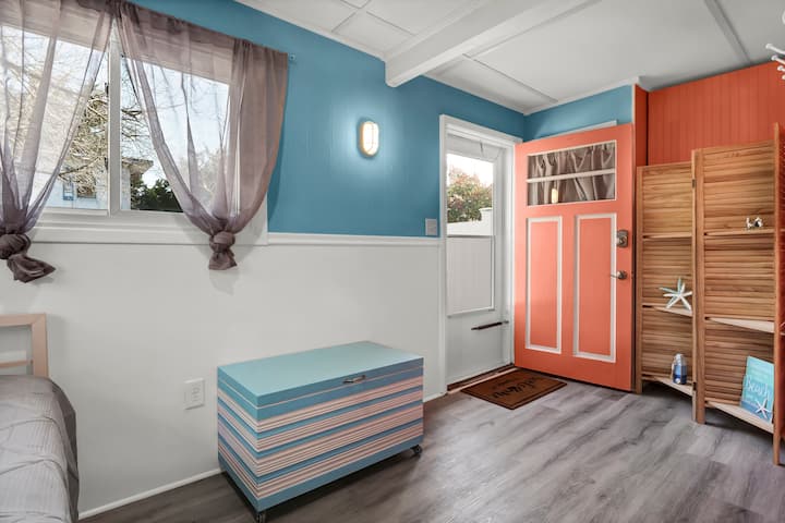 Studio Sleeps 4 & 4 Blocks From Boardwalk & Beach! - Carolina Beach, NC