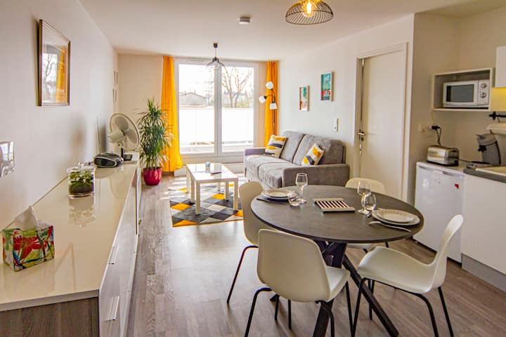 Joli T2 Avec Toit-terrasse Et Parking - La Rochelle