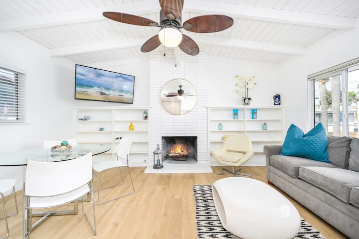 Renovated Home 1 Min To Beach - Newport Beach, CA