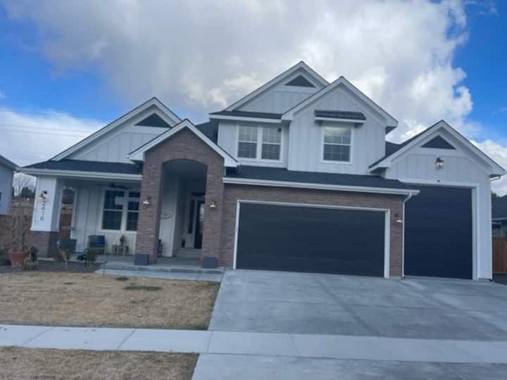 Spacious 4 Bed/3 Bath Close To Lake Lowell - Nampa, ID