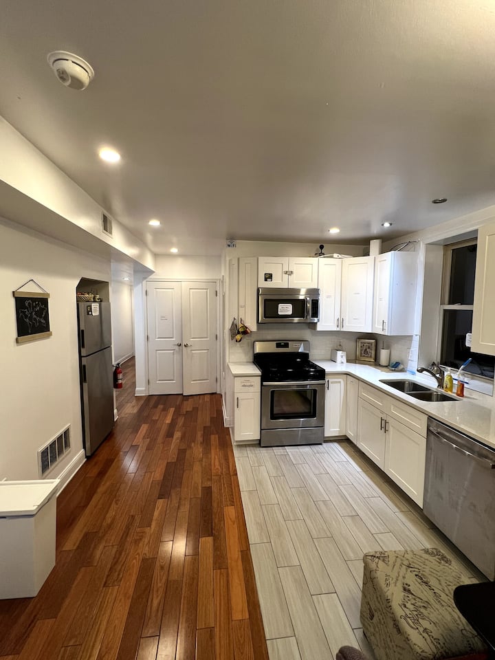 Q2. Spacious Queen Room: Rittenhouse Ensuite Bath - Philadelphia, PA