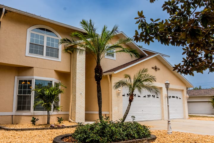 Fall In Love With This House! Spacious And Private - Palm Harbor, FL