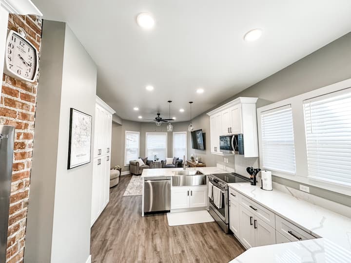 Midtown Oasis - Walkable To Blackstone-sleeps 12 - Omaha, NE