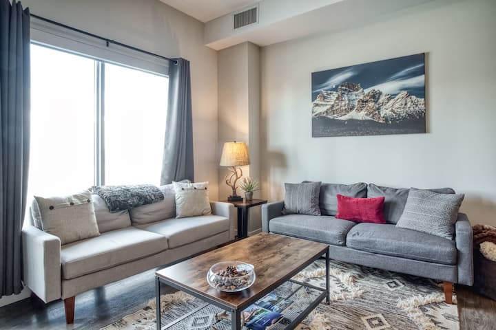 Mountain & Cabin Vibes In Central Edmonton - Edmonton