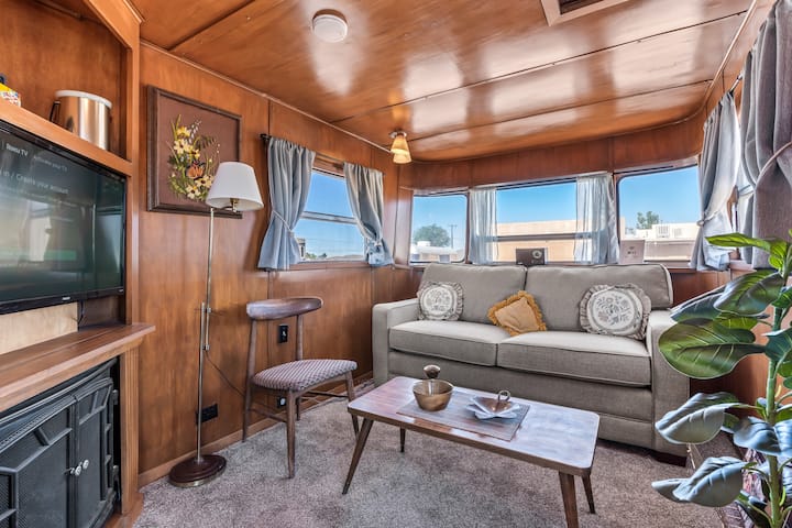 Mid-centry Rv With Retro Decor In Tombstone - Tombstone, AZ