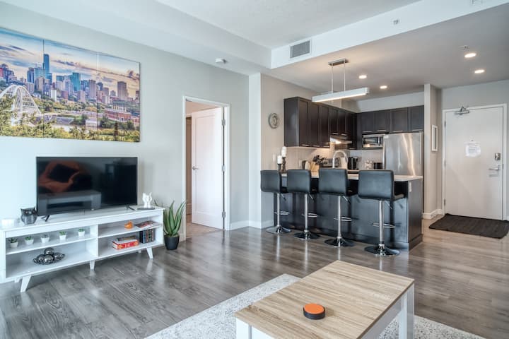 Sleek & Modern Vibes In Central Edmonton - Edmonton