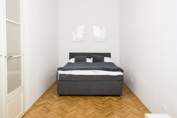 Spacious One Bedroom Apartment 24 Truhlarska - Prague