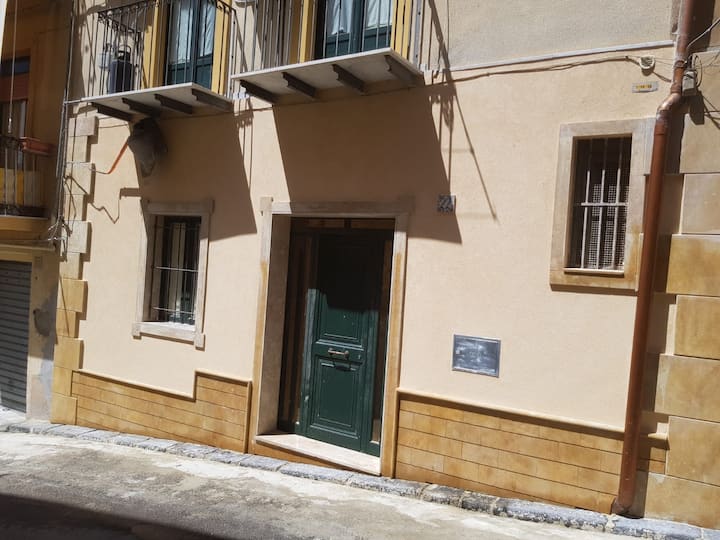 Chambre Au Rez-de-chaussée Dans Le Centre, 40 Mq. - Caltanissetta