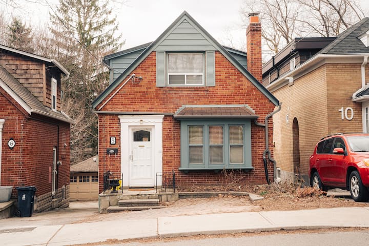 Large Bright Room In Excellent Location - 256