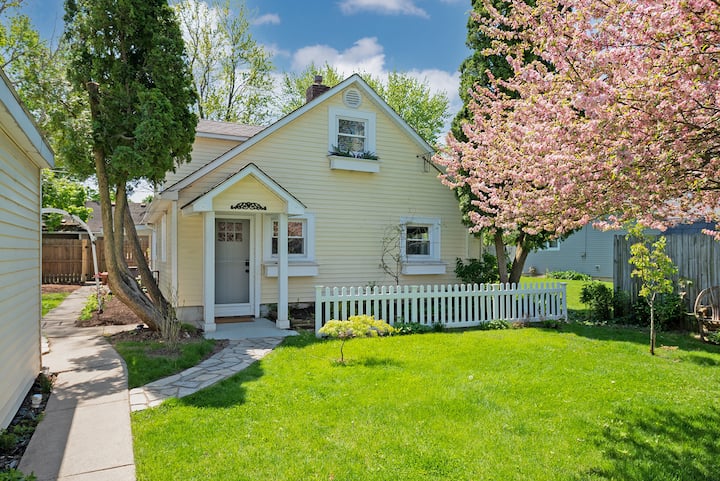The Little Yellow Cottage - Holland, OH