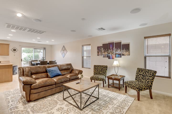 Bright Modern Tri-level Home With Space For 14! - Las Vegas