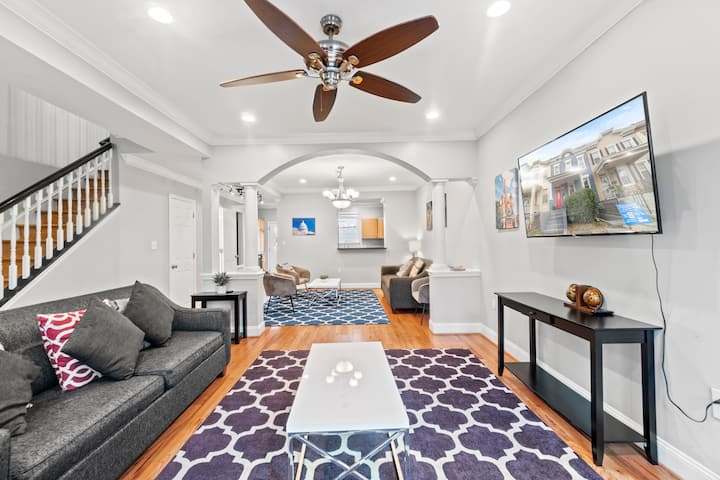 Spacious, 5-bedroom Rowhouse | Parking + Metro! - Washington