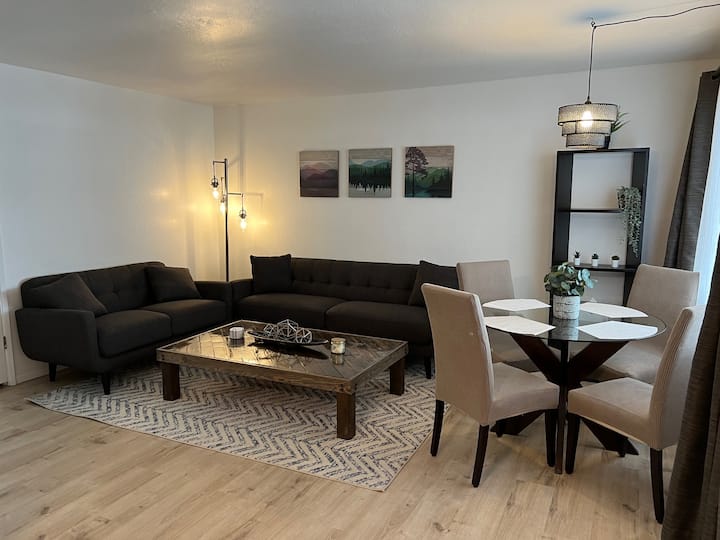 #10 Midtown 2 Br Top Floor Apt - 安克雷奇