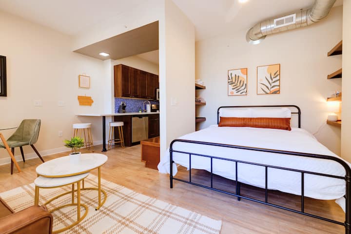 Modern Skywalk Studio•bright, Cozy & Pet-friendly - Des Moines