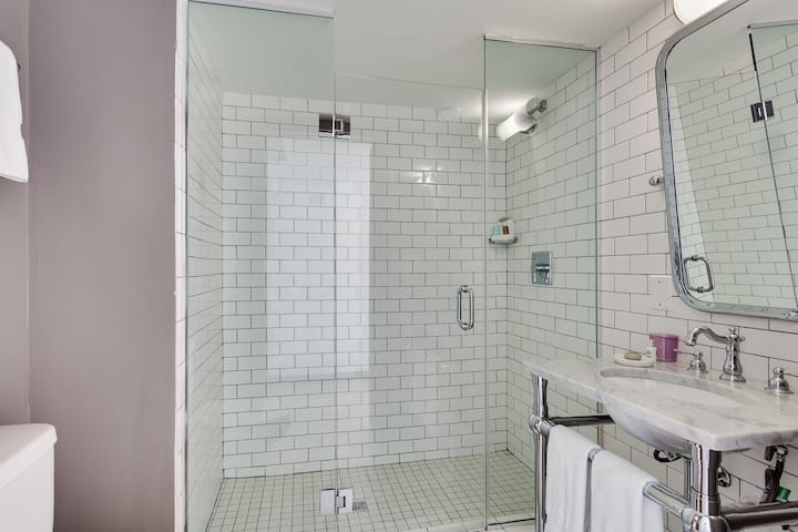 Spacious Room With A King-sized Bed In Miami Beach - South Beach, FL