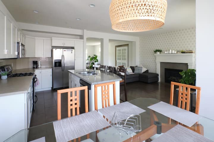 Clean And Modern Home In Fort Langley - Maple Ridge