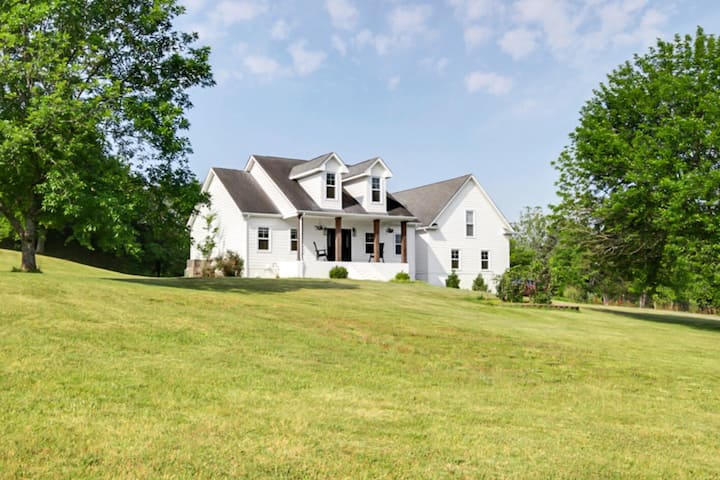 Country Farmhouse & Loft On 6 Acres - Columbia, TN