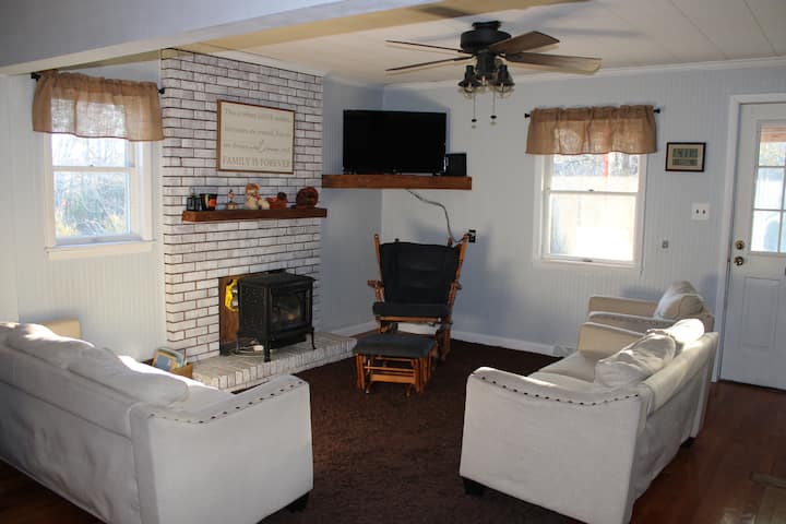 Large Family Farmhouse - Mount Airy, NC