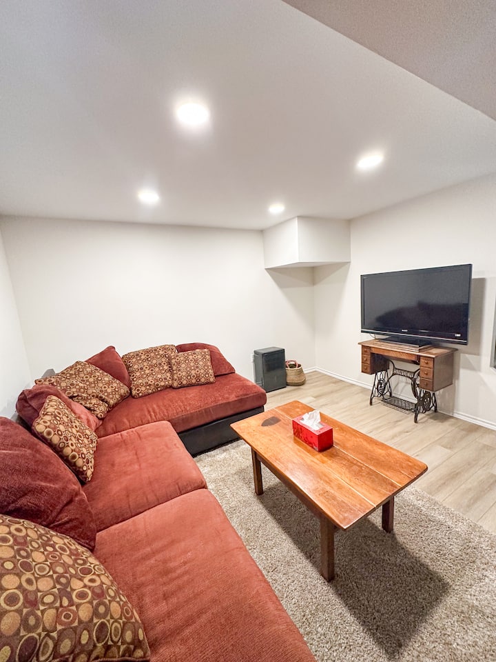 Newly Renovated One-bedroom Private Suite - Regina