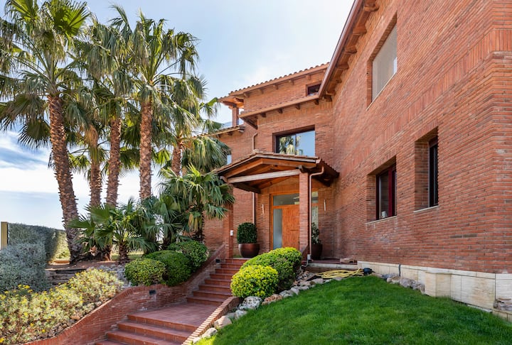Luxury Retreat: Villa With Views - Castelldefels