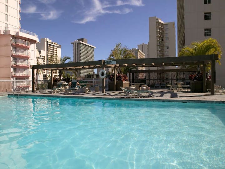 Summer Stay: 2 Waikiki Studios + Pool - Honolulu, HI