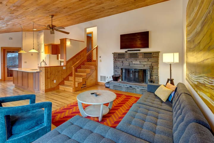 Chic Cabin W/hot Tub On Private 5-acres - Fleischmanns, NY