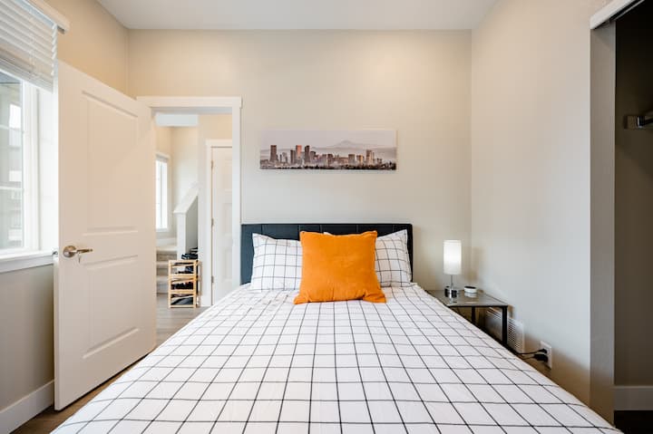 Skyline- Modern | Pvt Bath | Great Location - Denver, CO