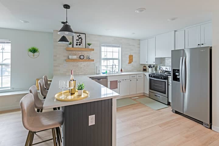 Perfect For Large Groups! 4br W/ 2 King Ensuites! - Indianapolis, IN