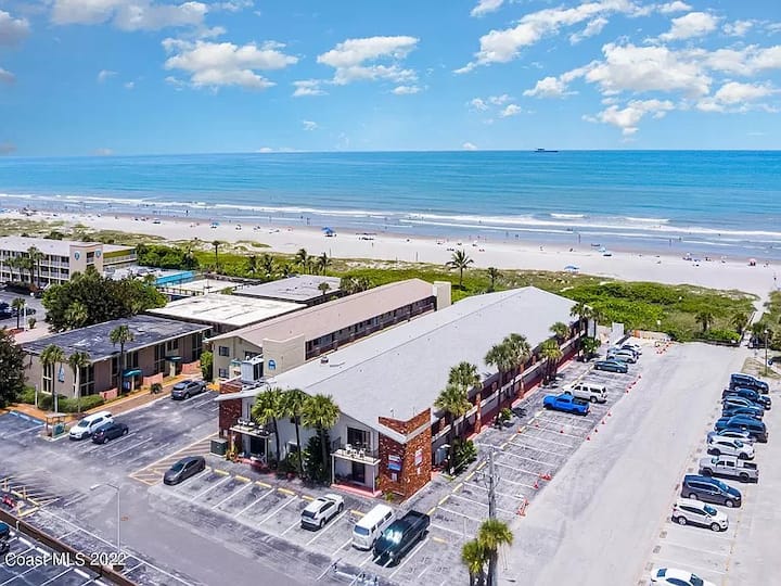 Beachfront Condo With Rocket Views - Cocoa Beach, FL