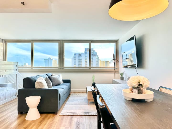 Oceanview Modern Gem: Central Waikiki Airbnb - Honolulu
