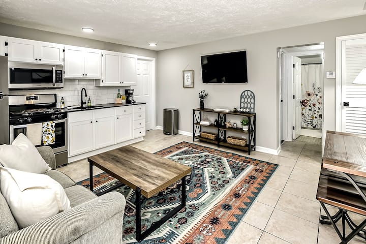 Updated Midtown Apartment! #1 - オマハ, NE