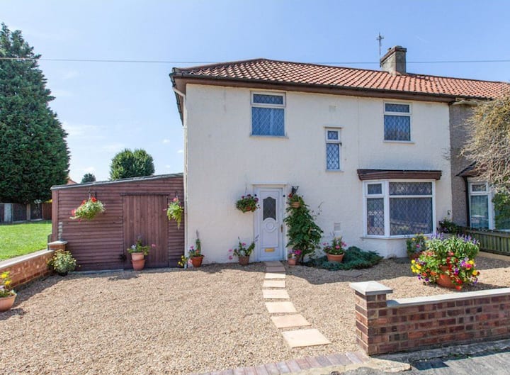 Charming Semi-detached Village House - Greenwich