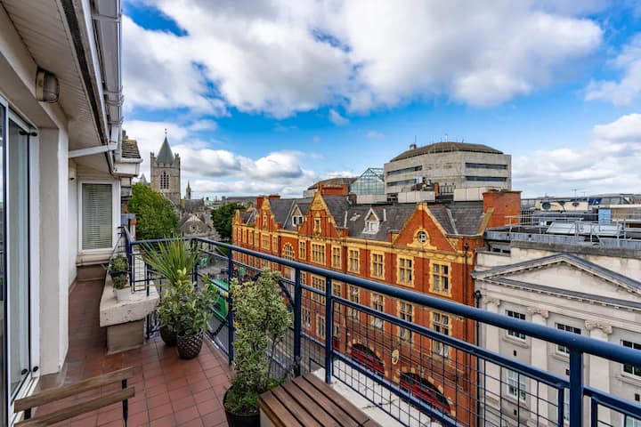 Stylish 2 Bedroom Penthouse With Two Balconies - Dublin