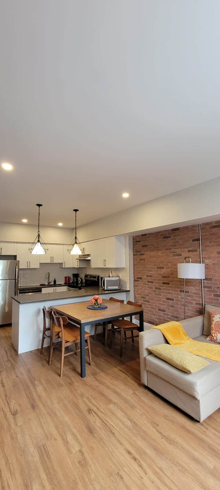 2 Bed Apt Downtown Hamilton (20003) - カナダ ハミルトン