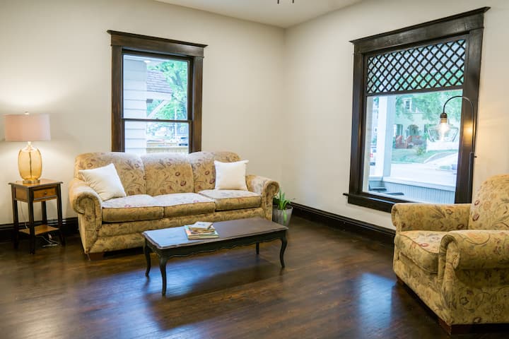 Massage Chair, King Bed, Book Now! Place To B - Sioux Falls, SD
