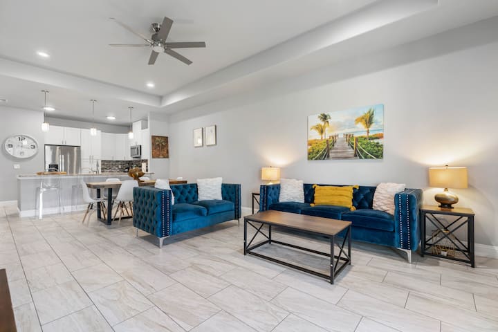 All Beautiful 8 Bedroom Villa Sleeps 16 Near Beach - Palm Coast, FL