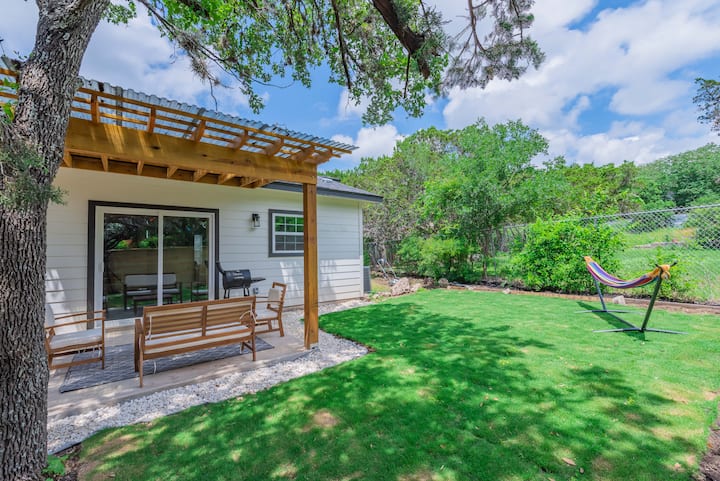 Luxuries Cottage In A Peaceful Neighborhood - San Antonio, TX