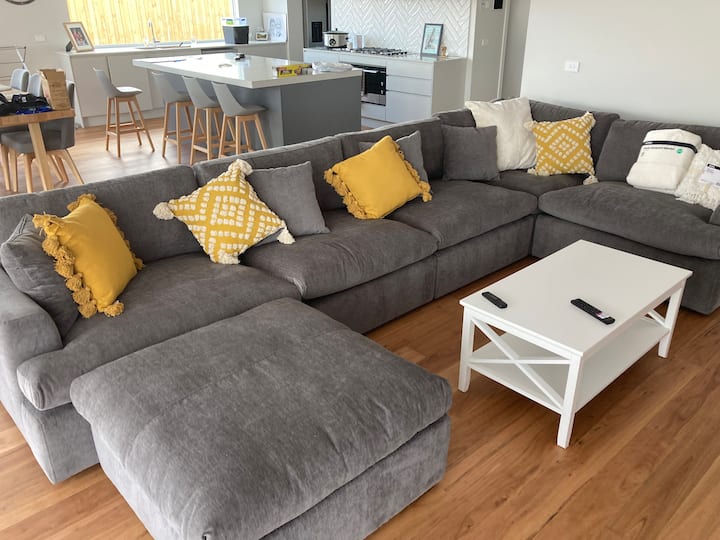 Luxurious Huge Home In Heart Of Town! - Romsey