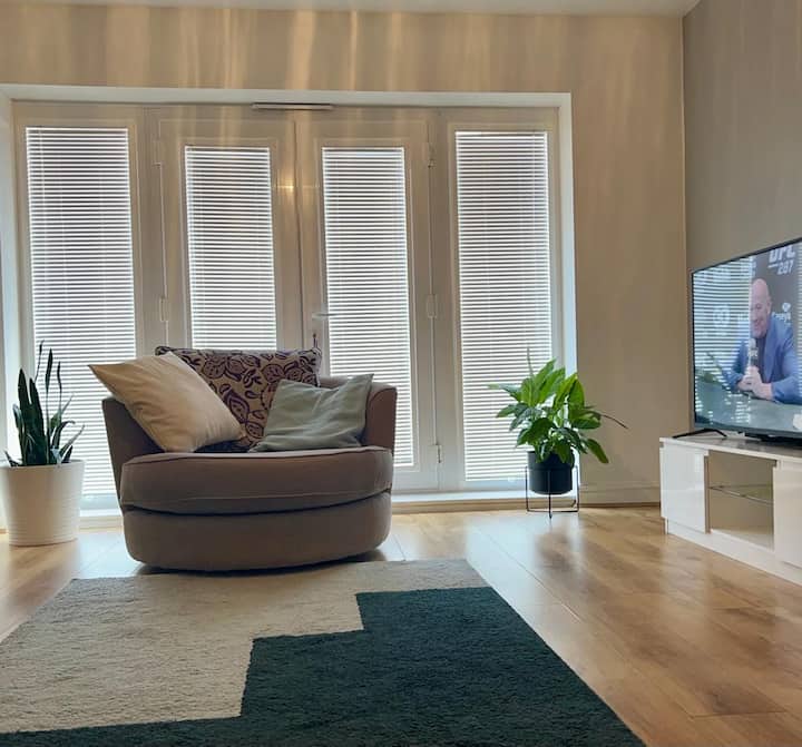 Comfortable Double Bedroom With  Private Bathroom - Slough