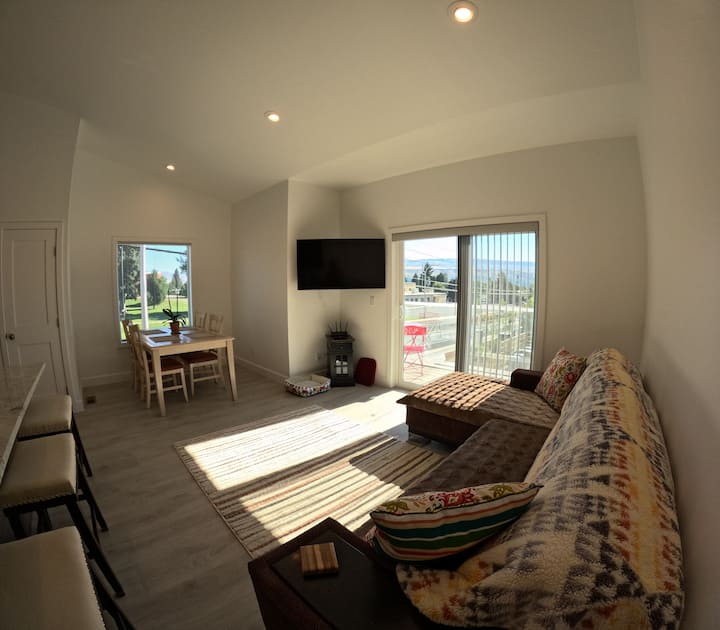 Modern & Spacious Townhome - Unit A - Wenatchee, WA