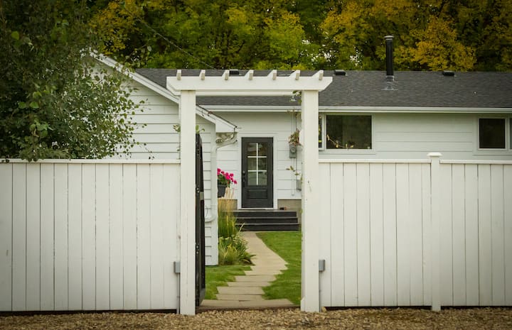 Clive Vacation Rentals & Homes - Alberta, Canada | Airbnb