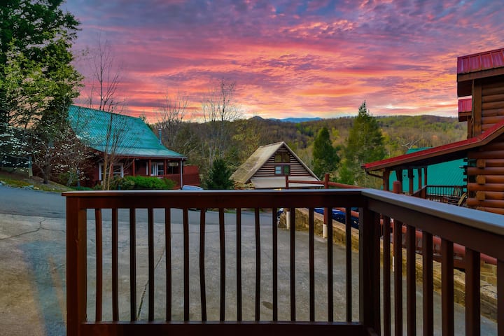 Romantic Cabin Hot Tub Fireplace King Bed - Gatlinburg, TN